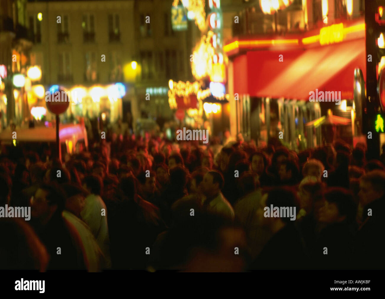 Crowds walking street paris hi-res stock photography and images - Alamy