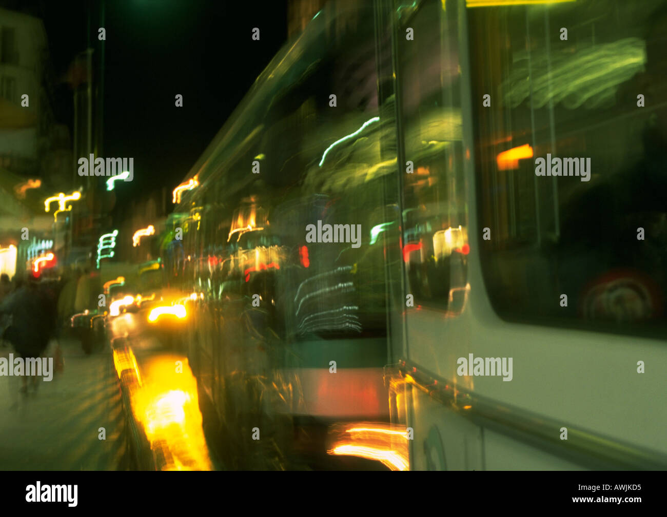 Night bus paris hi-res stock photography and images - Alamy