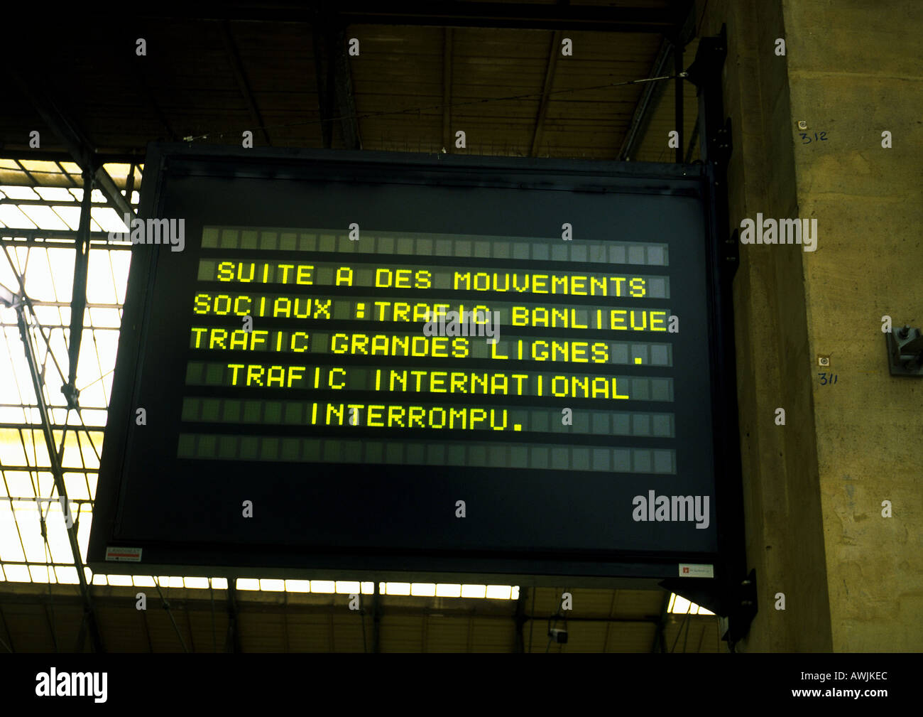 Arrival board low angle view hi-res stock photography and images - Alamy