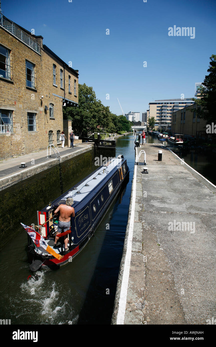 Regents Canal at Sturts Lock, Islington, London Stock Photo - Alamy