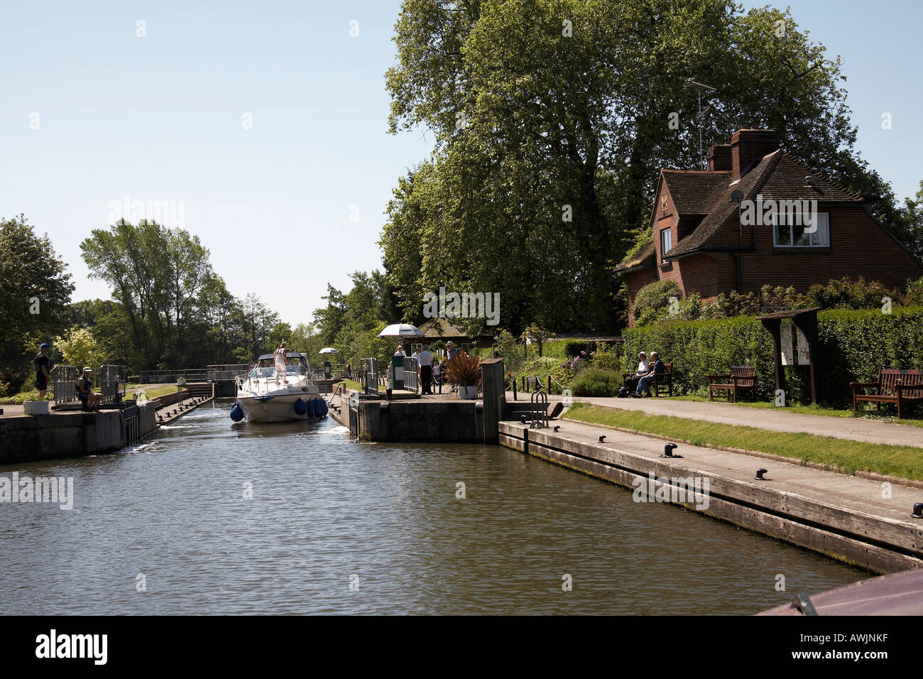 Mapledurham Lock with cabin cruiser motor yacht pleasure boat near ...