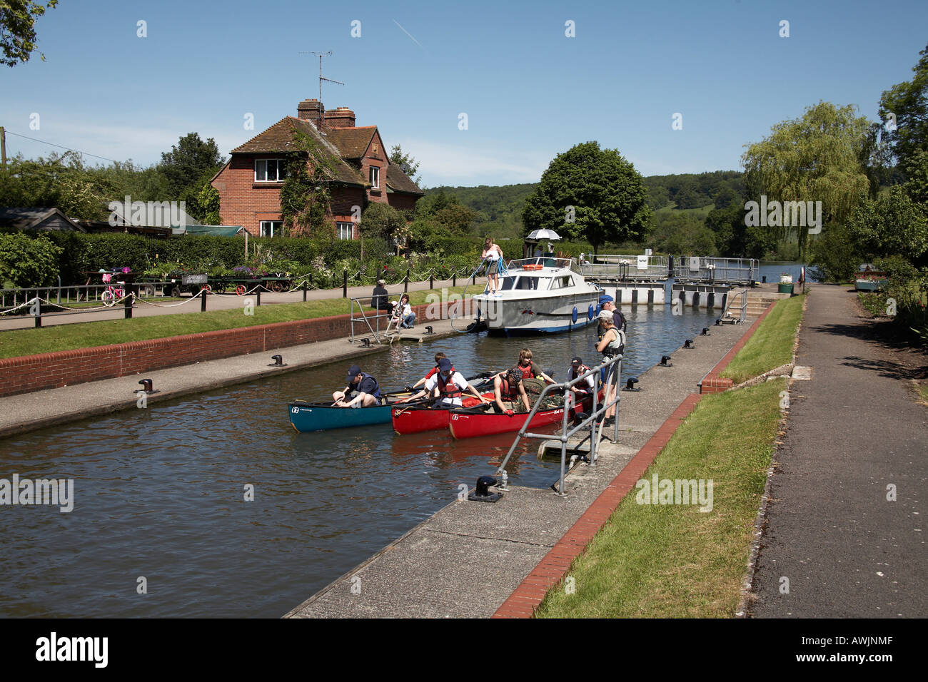 Mapledurham Lock with cabin cruiser motor yacht pleasure boat near ...