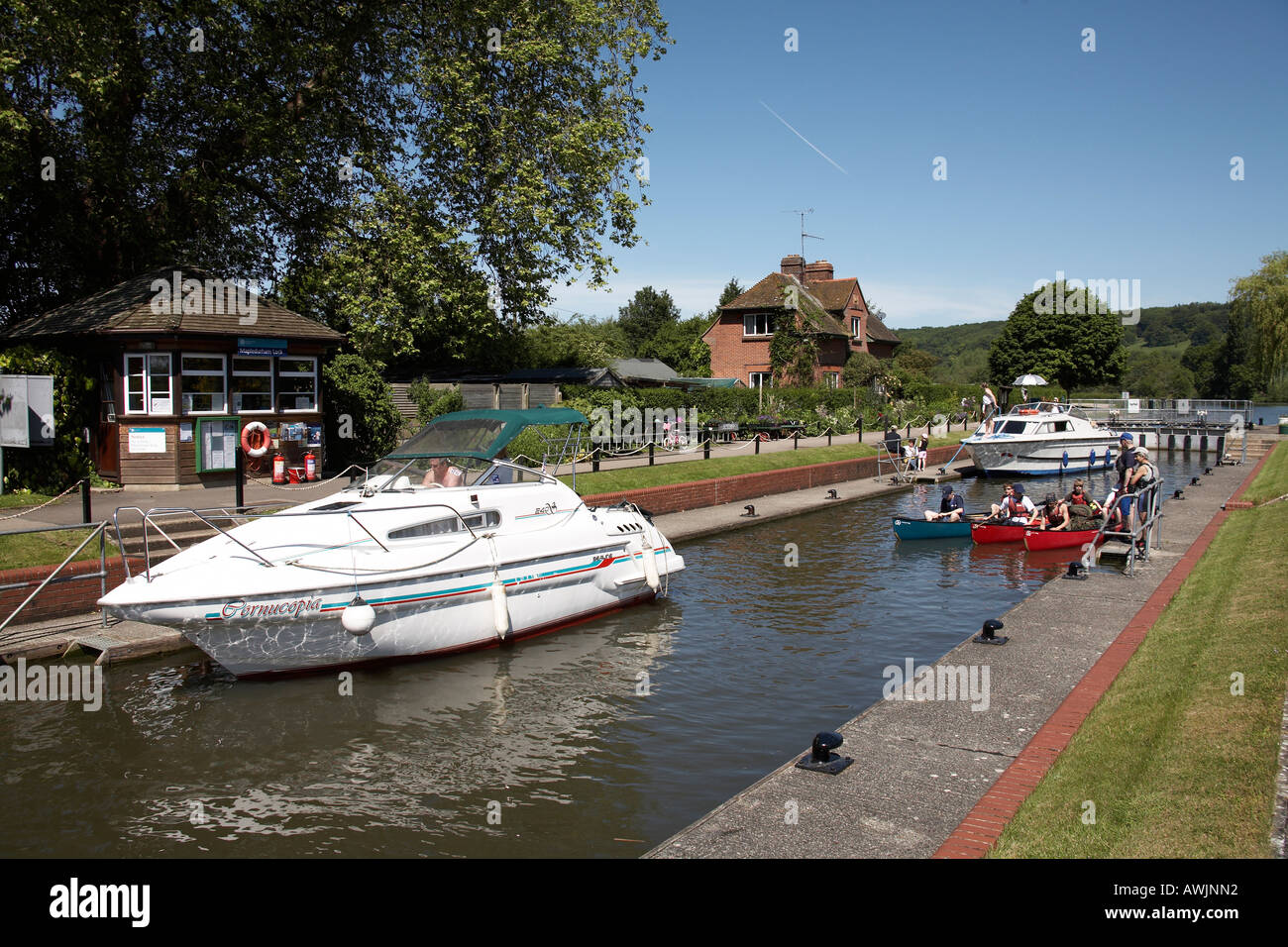 Mapledurham Lock with cabin cruiser motor yacht pleasure boat near ...