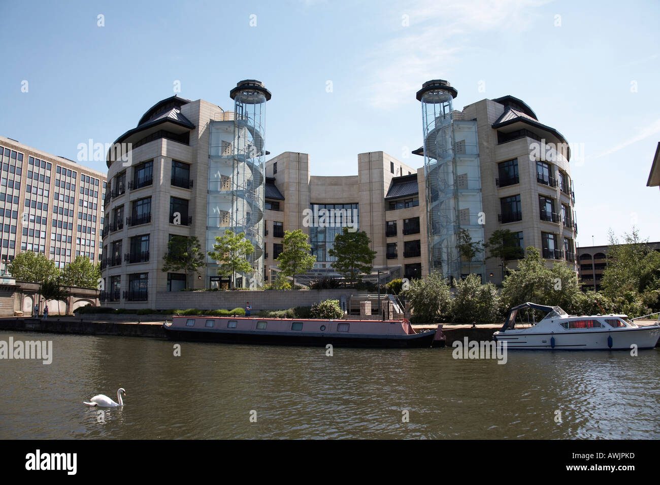 Modern office building near Reading Bridge on River Thames between ...