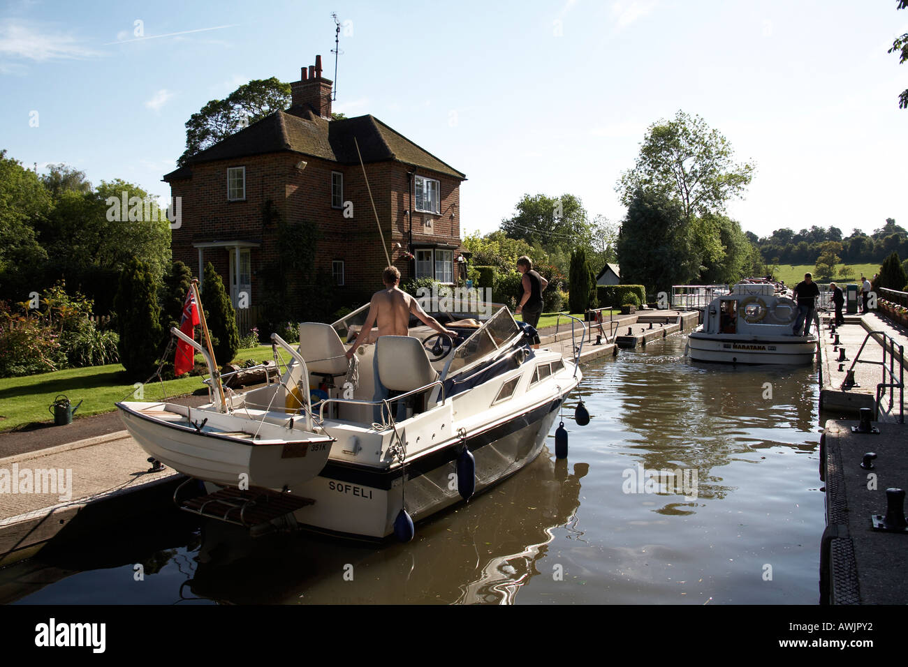 Cabin cruiser motor yacht pleasure boat at Shiplake Lock near Shiplake ...
