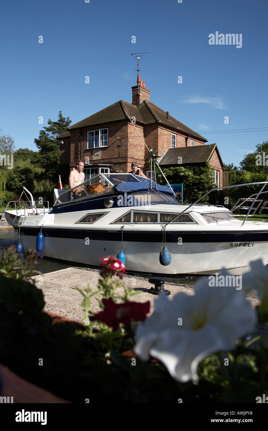Cabin cruiser motor yacht pleasure boat at Shiplake Lock near Shiplake ...
