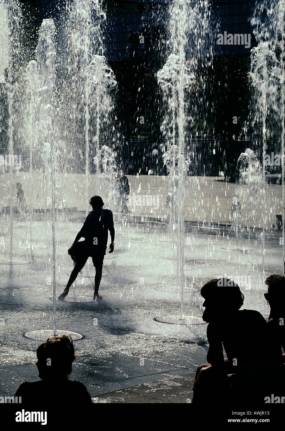 Fountain people silhouetted hi-res stock photography and images - Alamy