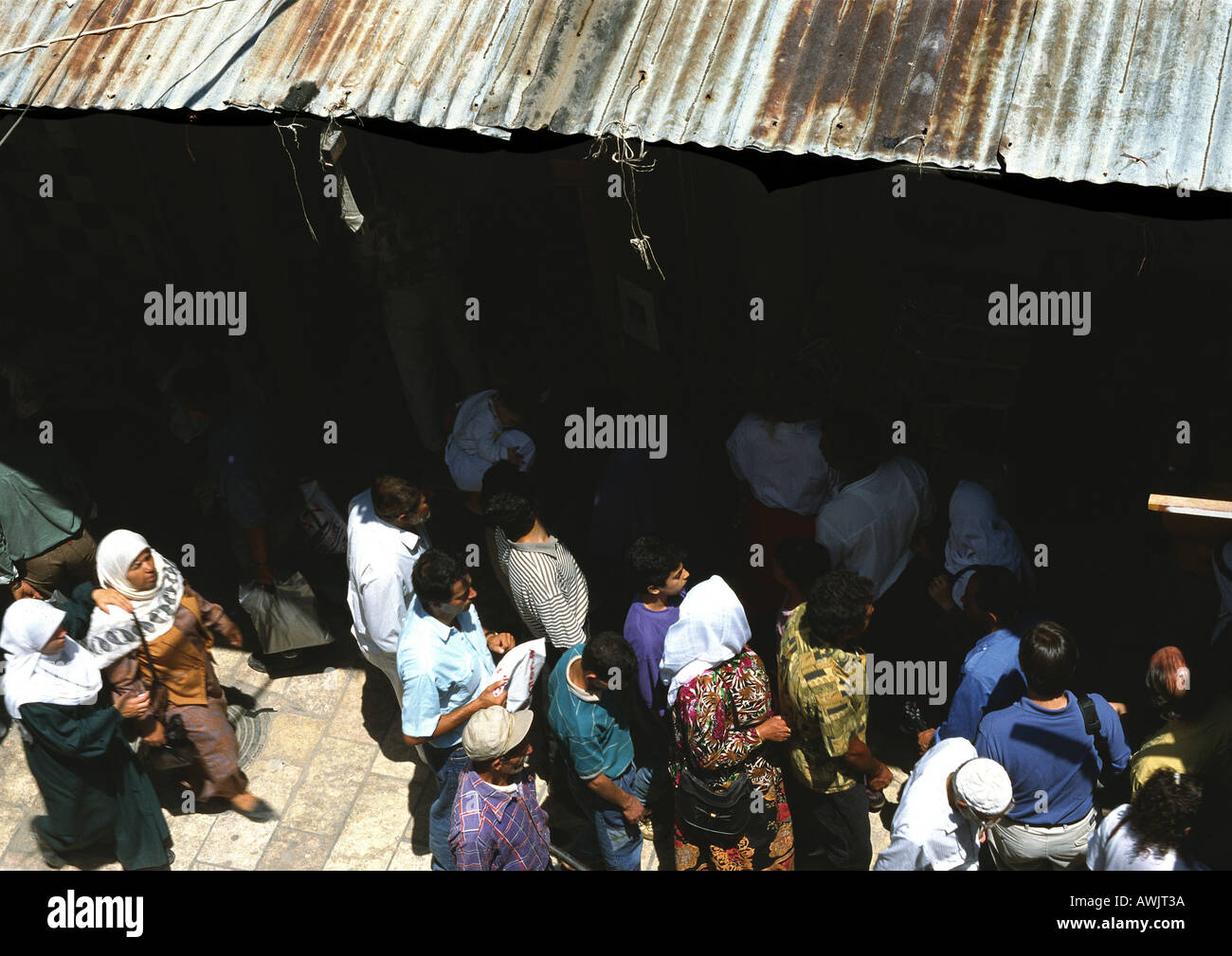 Muslim women veils crowd hi-res stock photography and images - Alamy