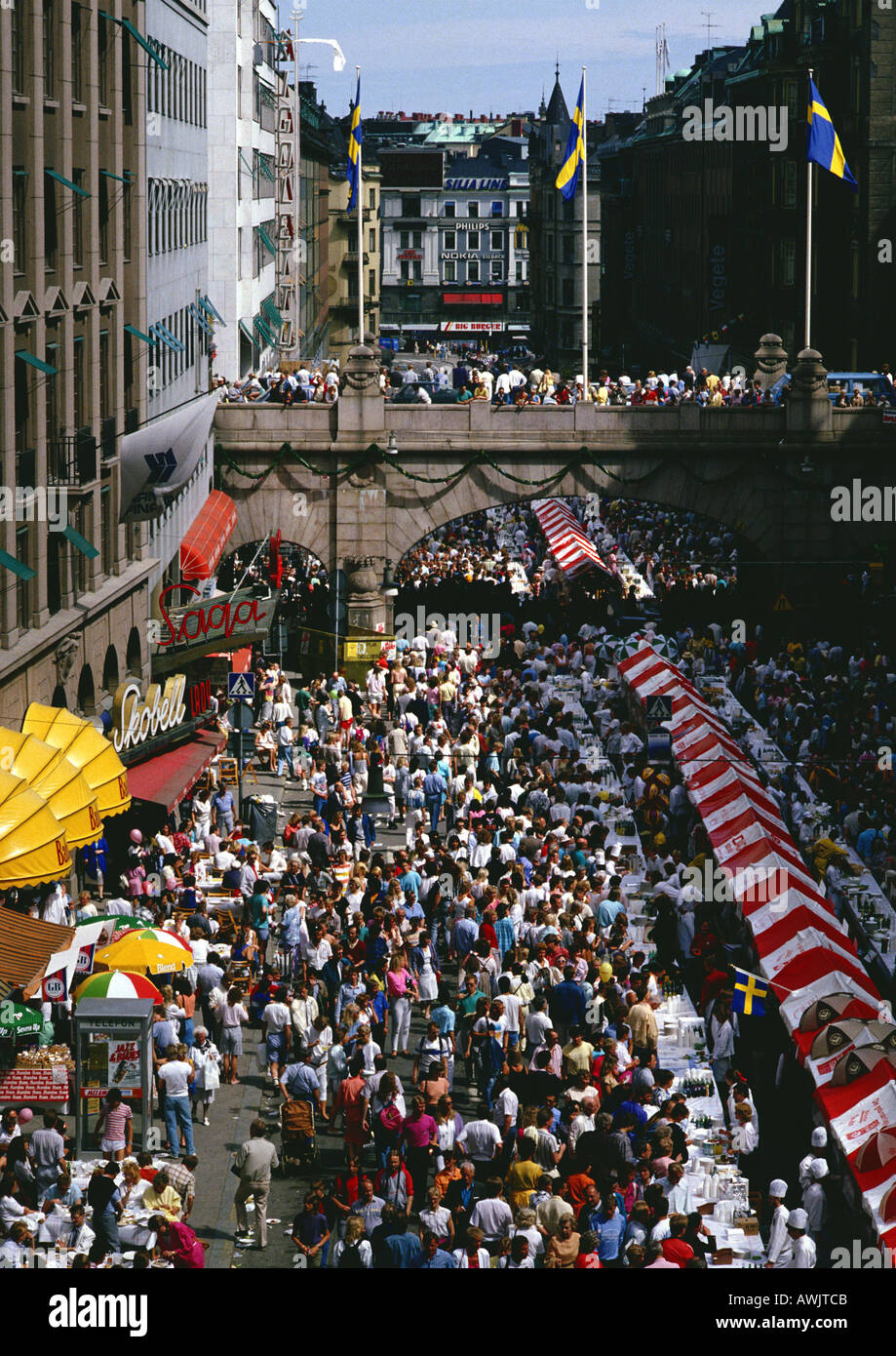 Pedestrian bridge party hi-res stock photography and images - Alamy