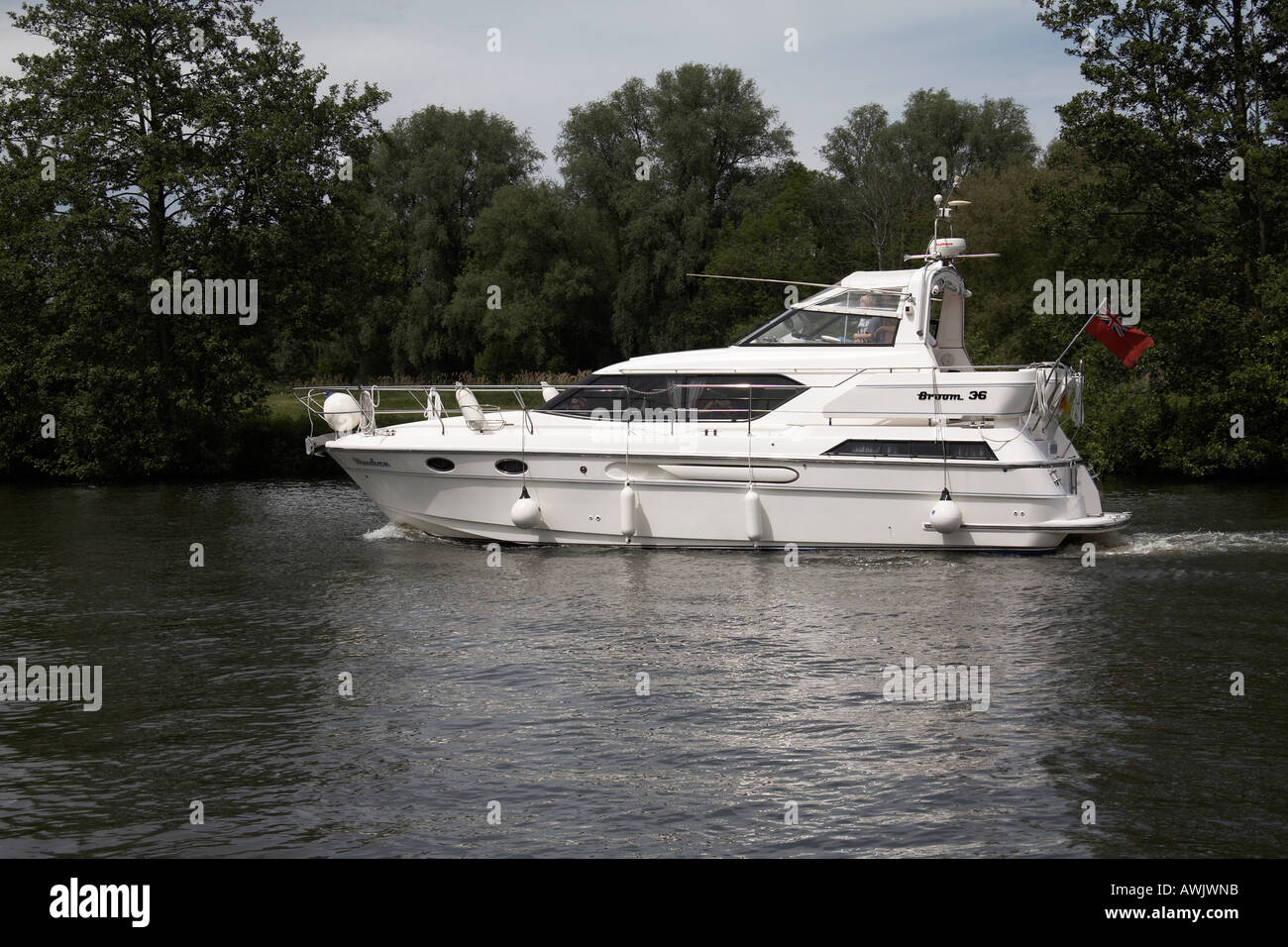 Cabin cruiser motor yacht pleasure boat near Medmenham on River Thames ...