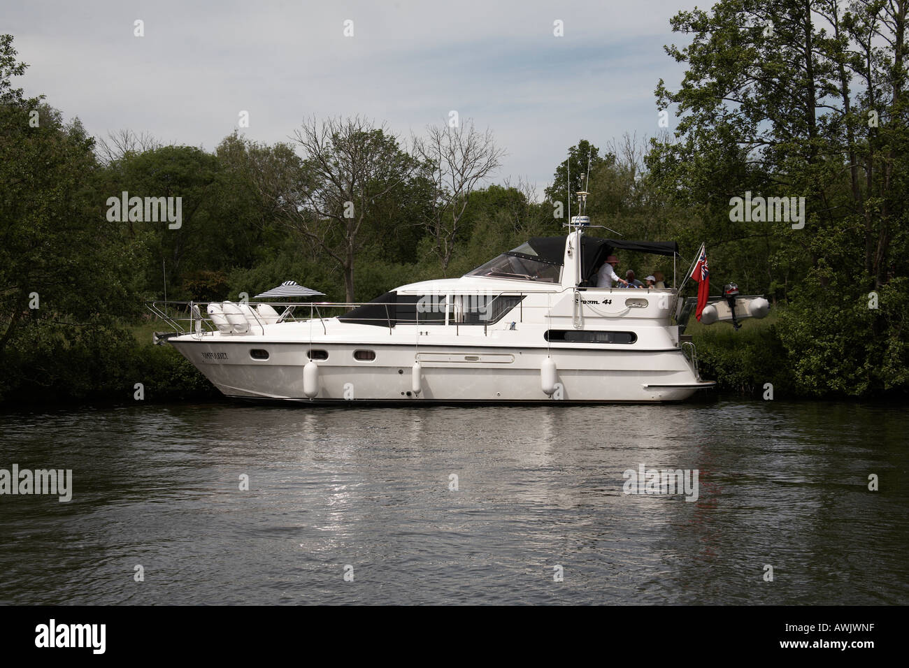 Cabin cruiser motor yacht pleasure boat moored near Medmenham on River ...