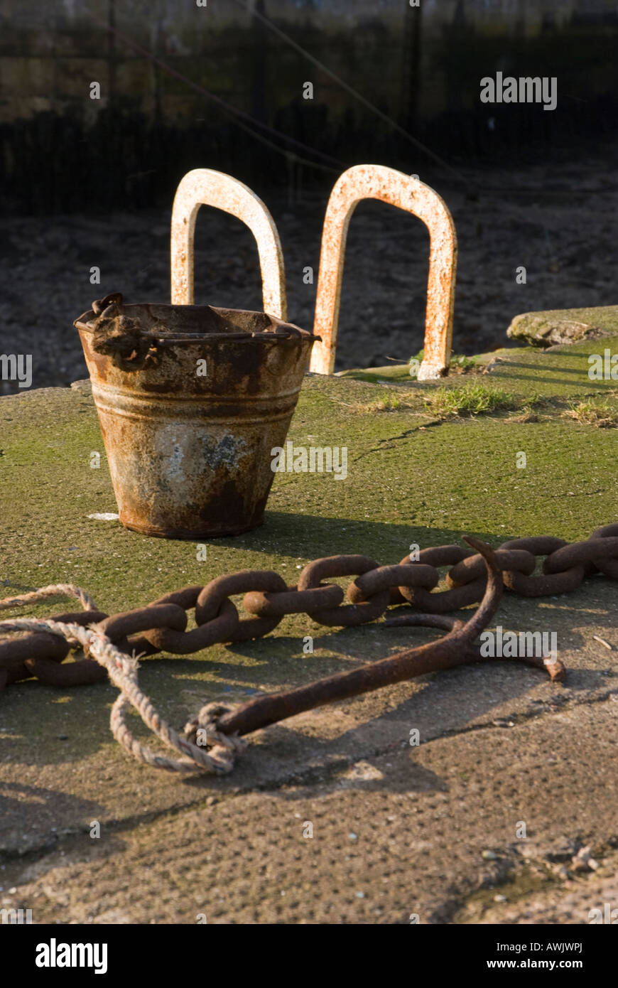 Bucket chain hi-res stock photography and images - Alamy