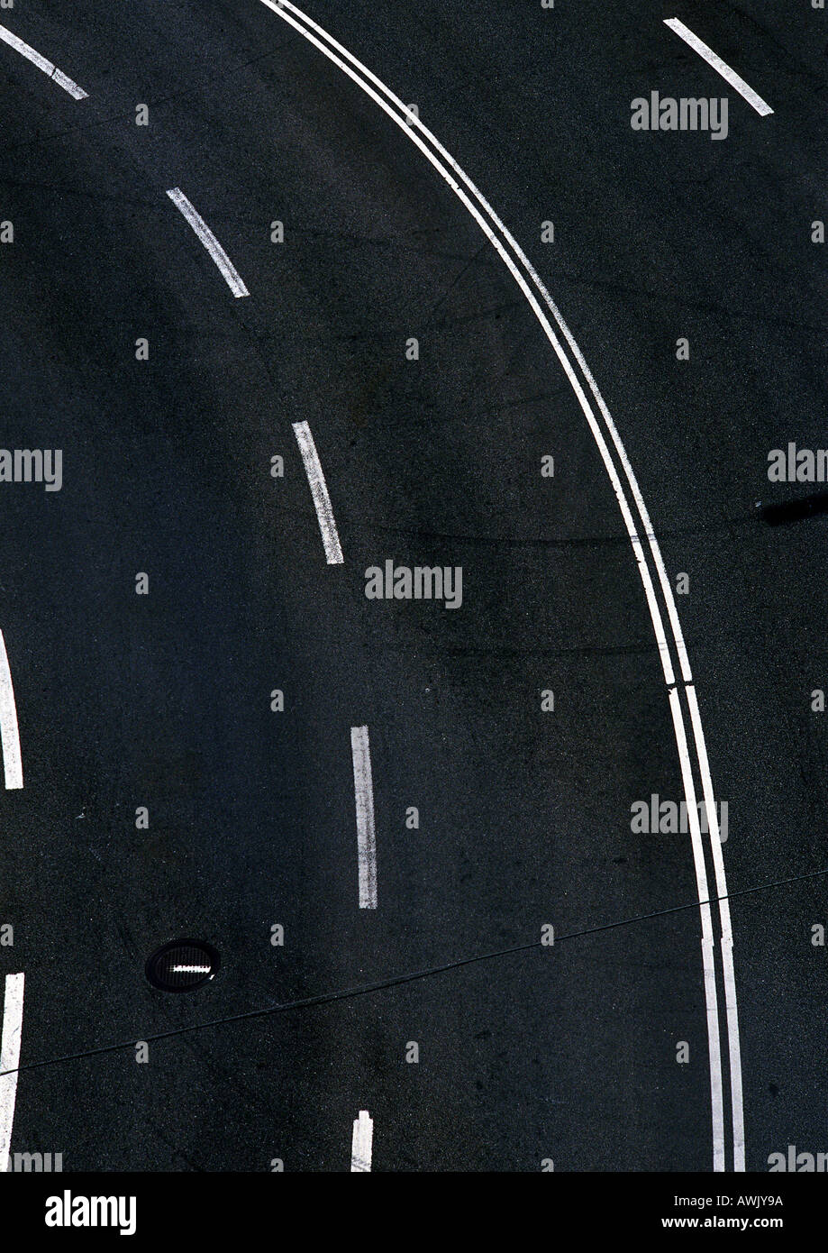 Curved white traffic line hi-res stock photography and images - Alamy