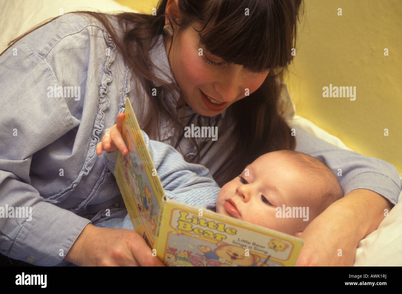 parent and child reading together Stock Photo - Alamy