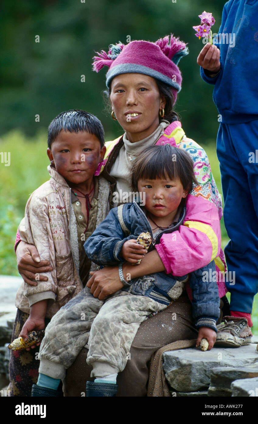 Sherpa khumbu children hi-res stock photography and images - Alamy