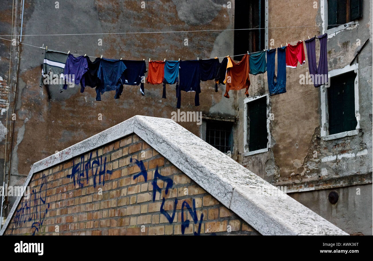 Graffiti and laundry hi-res stock photography and images - Alamy