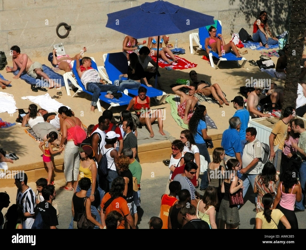 Urban sunbathing paris france hi-res stock photography and images - Alamy
