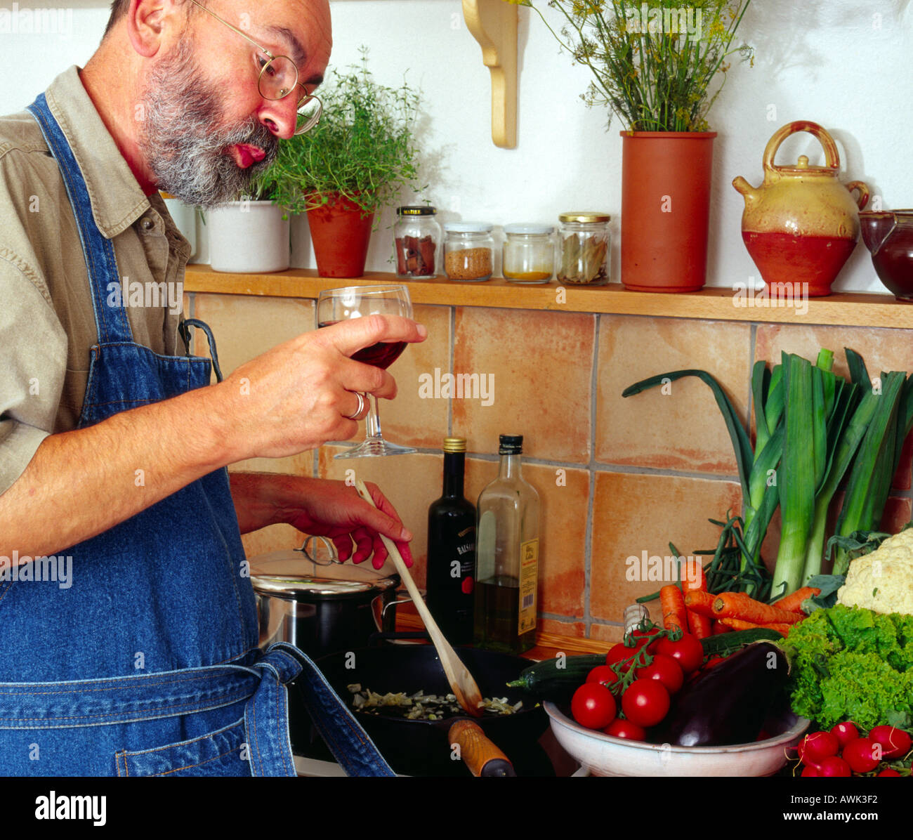 Man preparing veg hi-res stock photography and images - Alamy