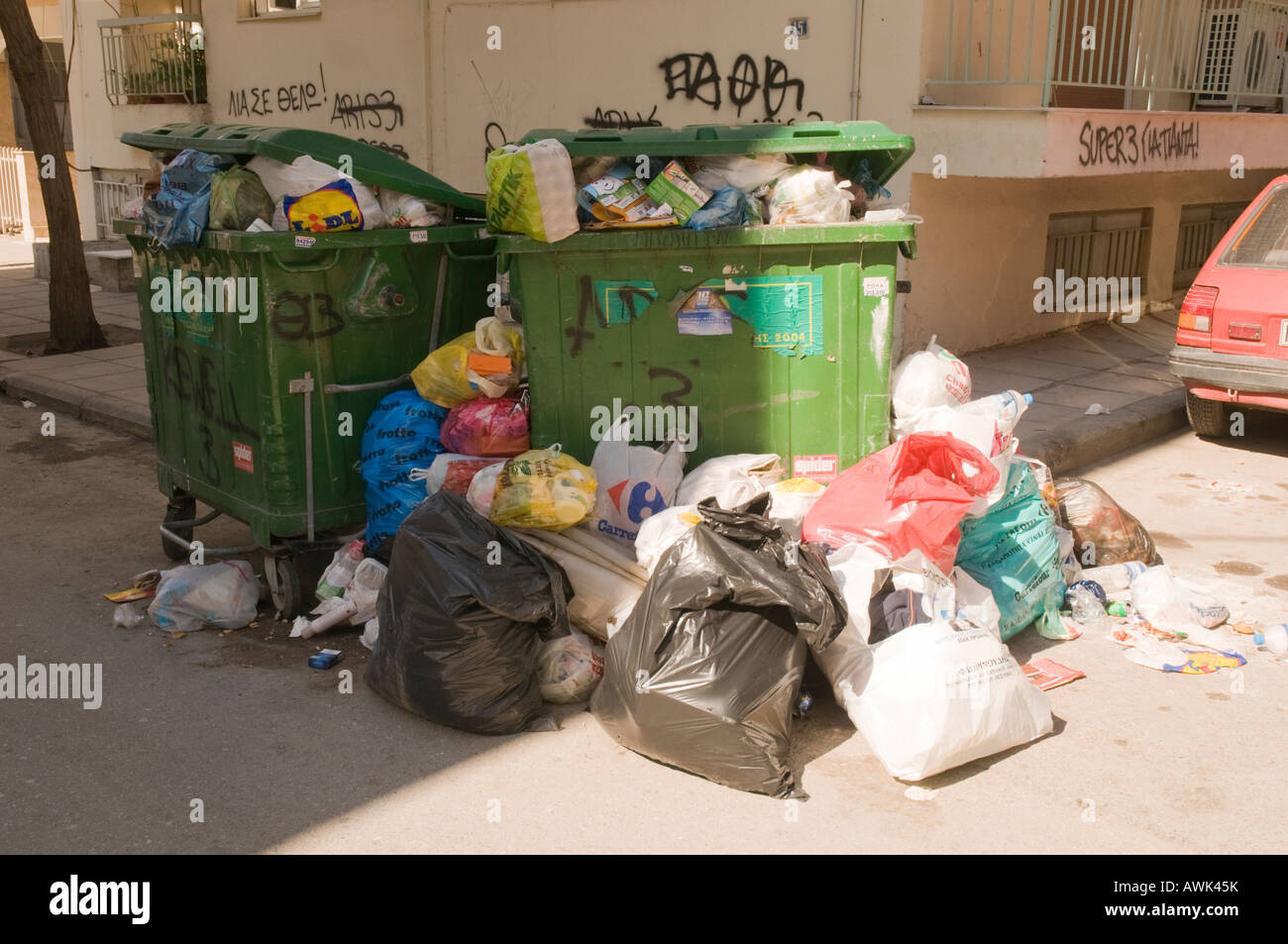 Photo of garbage during the strike of the employees responsible for ...