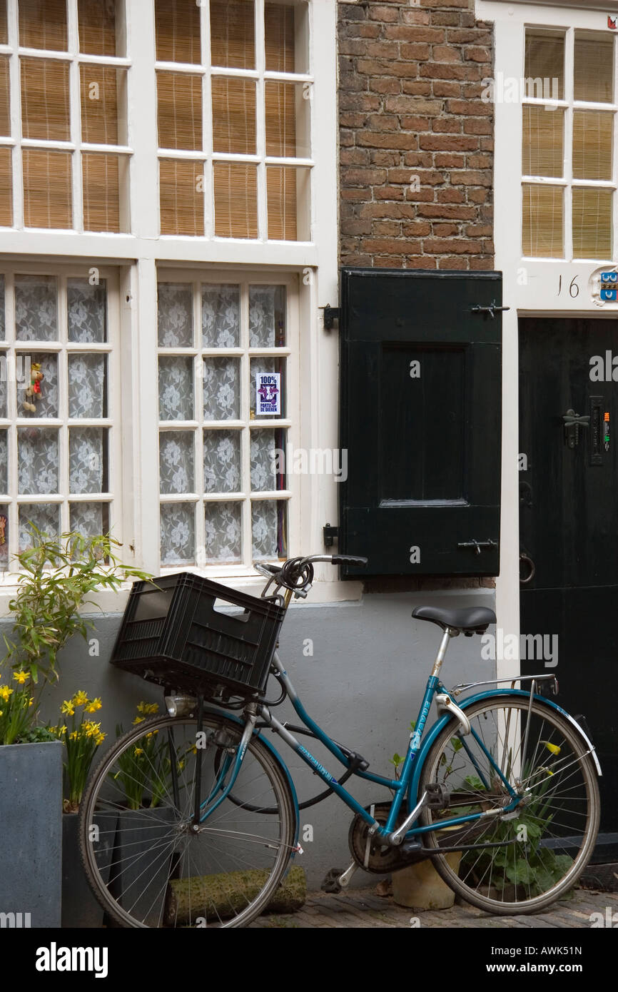 Bike with front carrier hi-res stock photography and images - Alamy