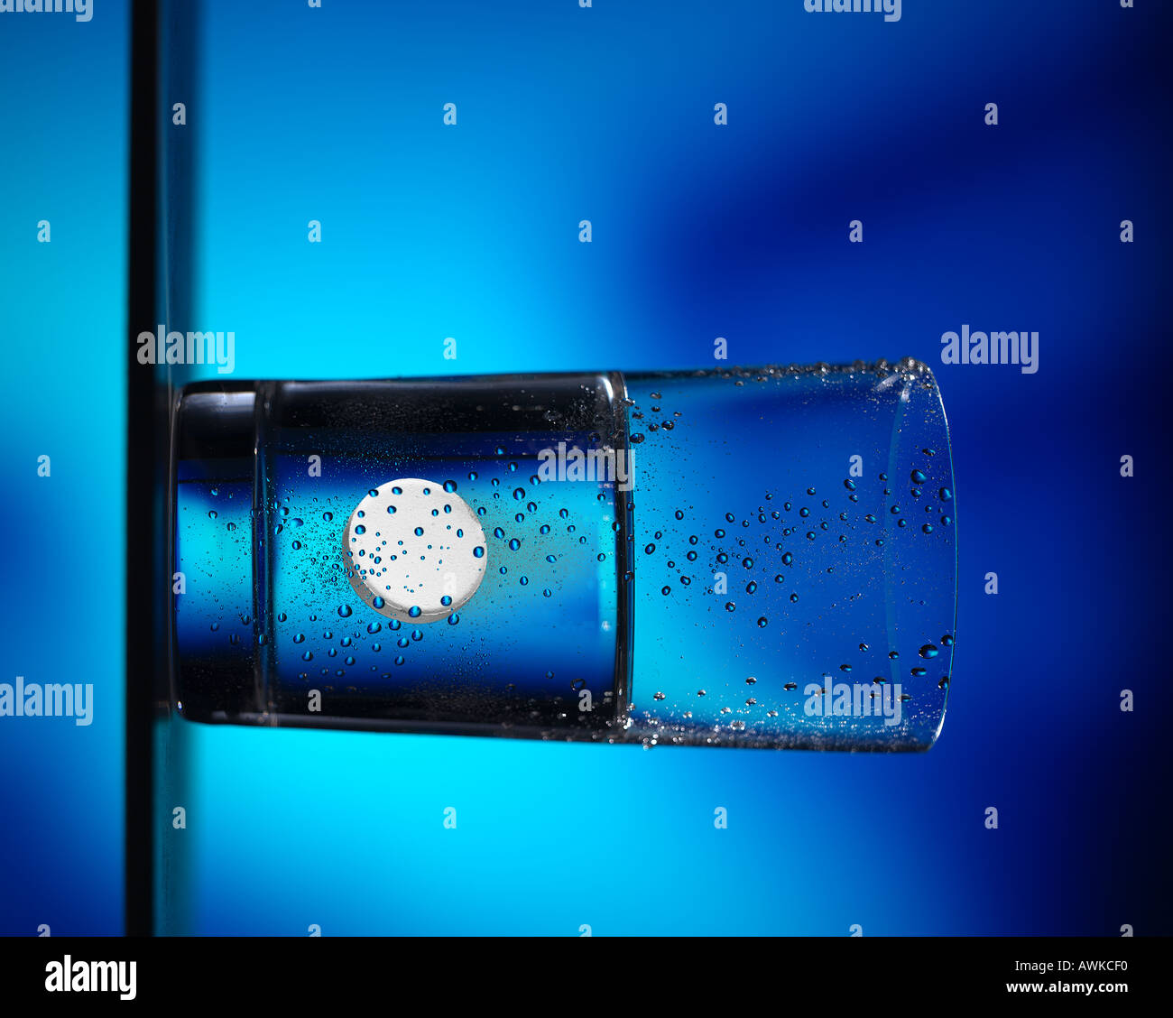 Pill dissolving in water hi-res stock photography and images - Alamy