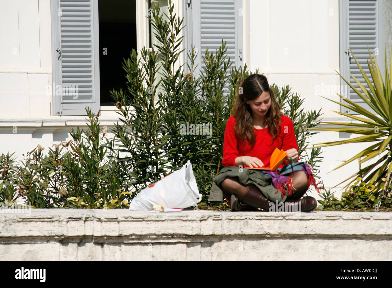 tourist sitting by spanish steps in rome Stock Photo - Alamy