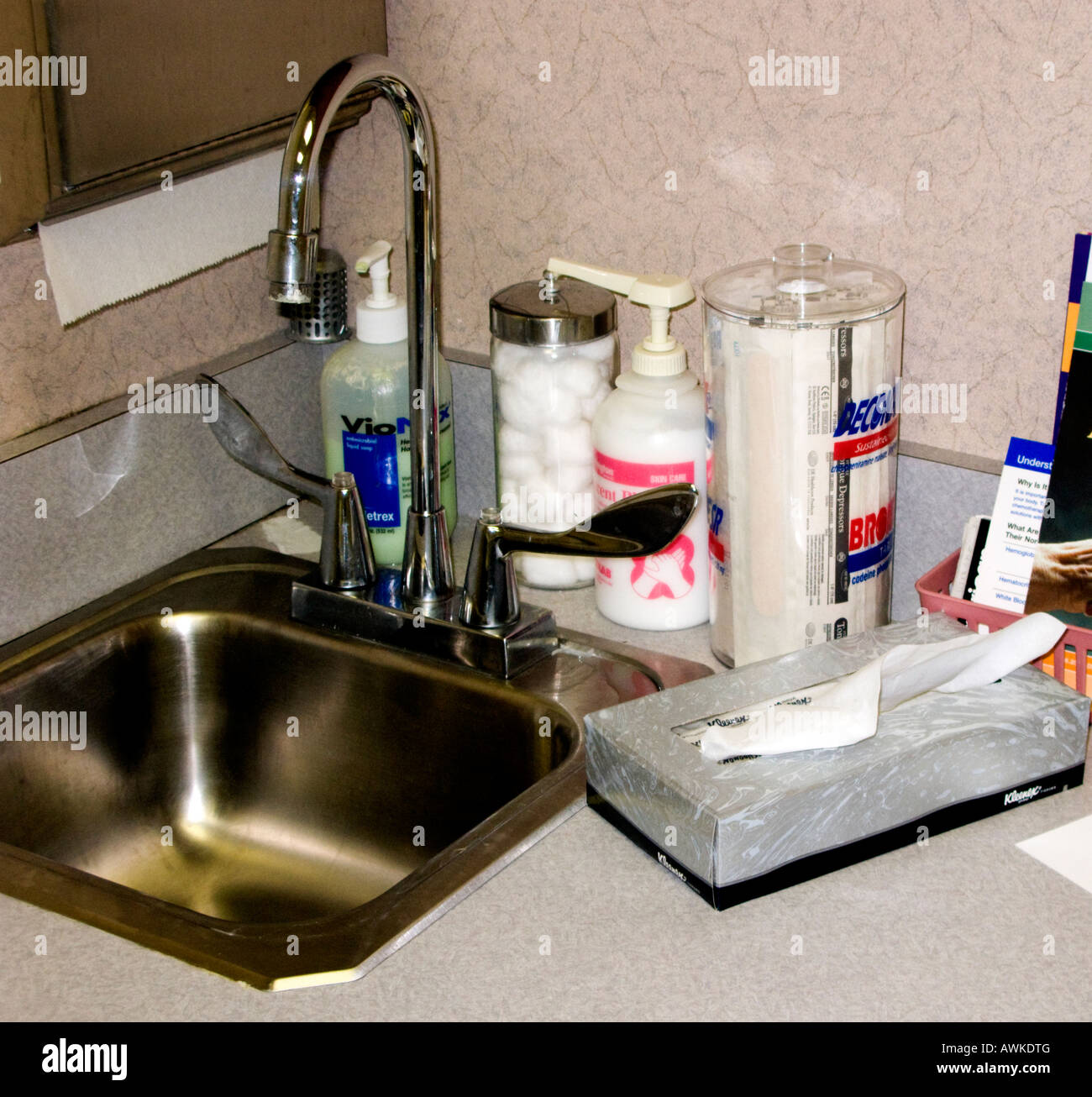 Doctors office sink hi-res stock photography and images - Alamy
