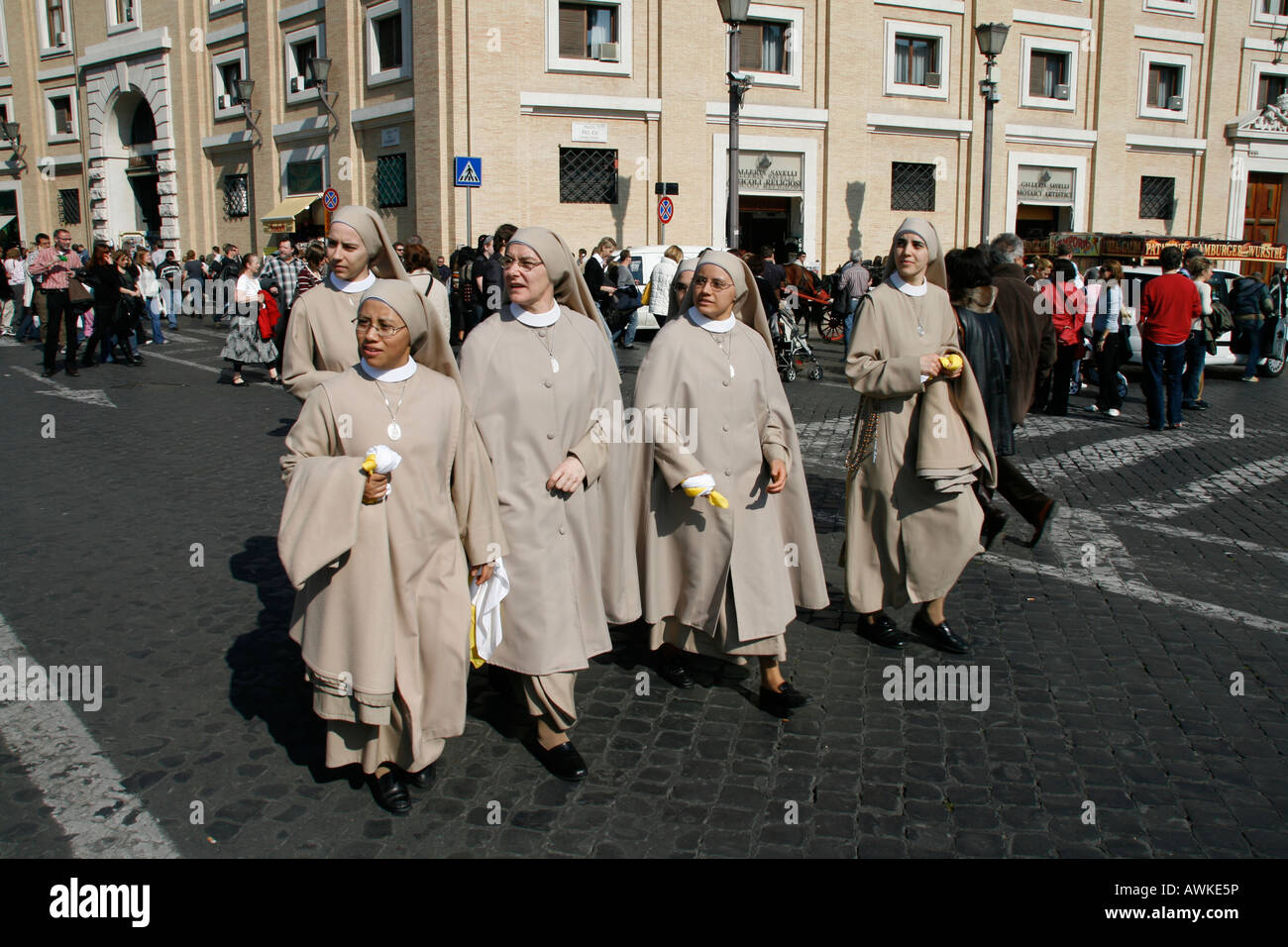 nuns by st peter's square in rome Stock Photo - Alamy