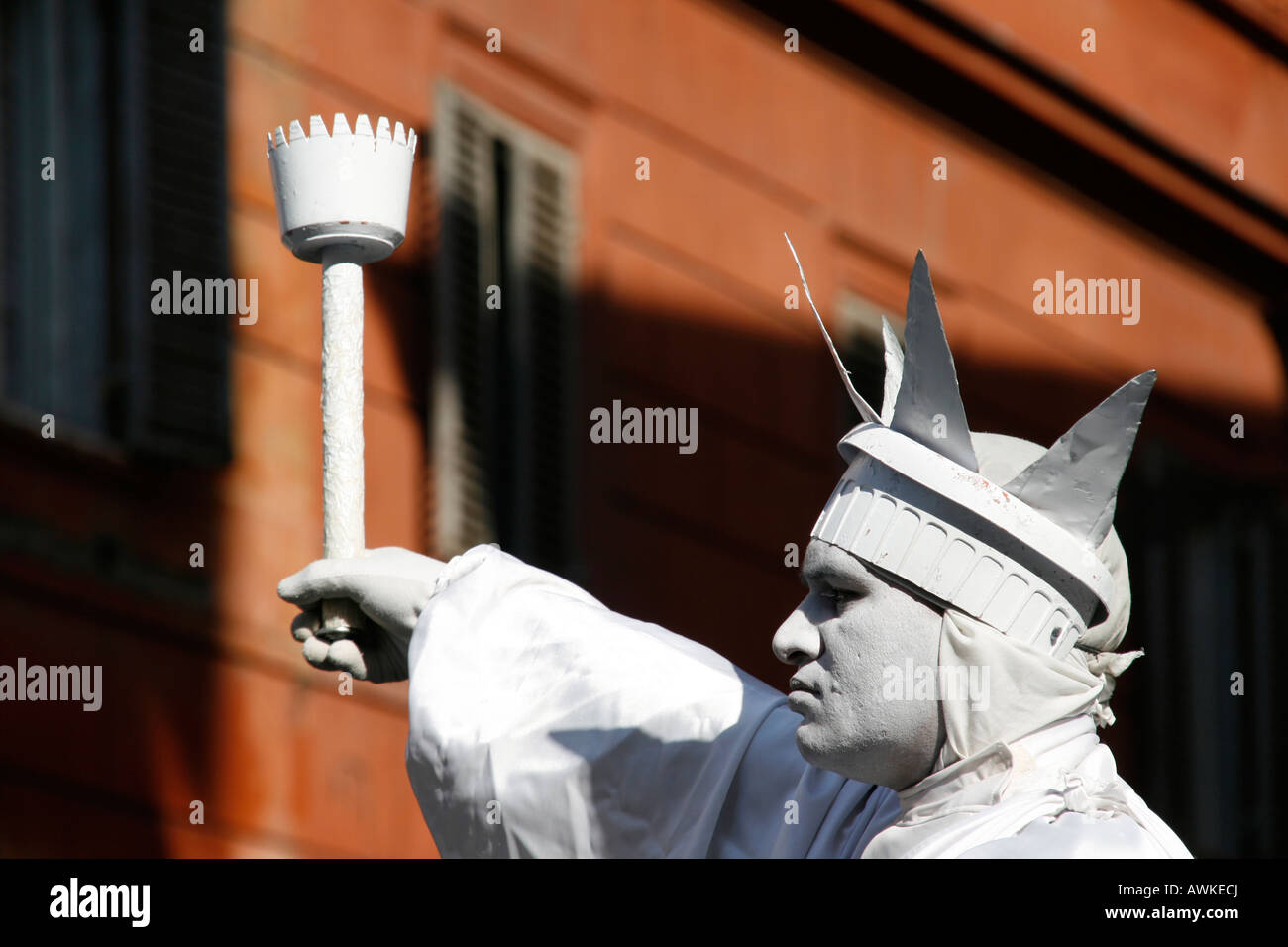 statue of liberty street entertainer in rome Stock Photo - Alamy