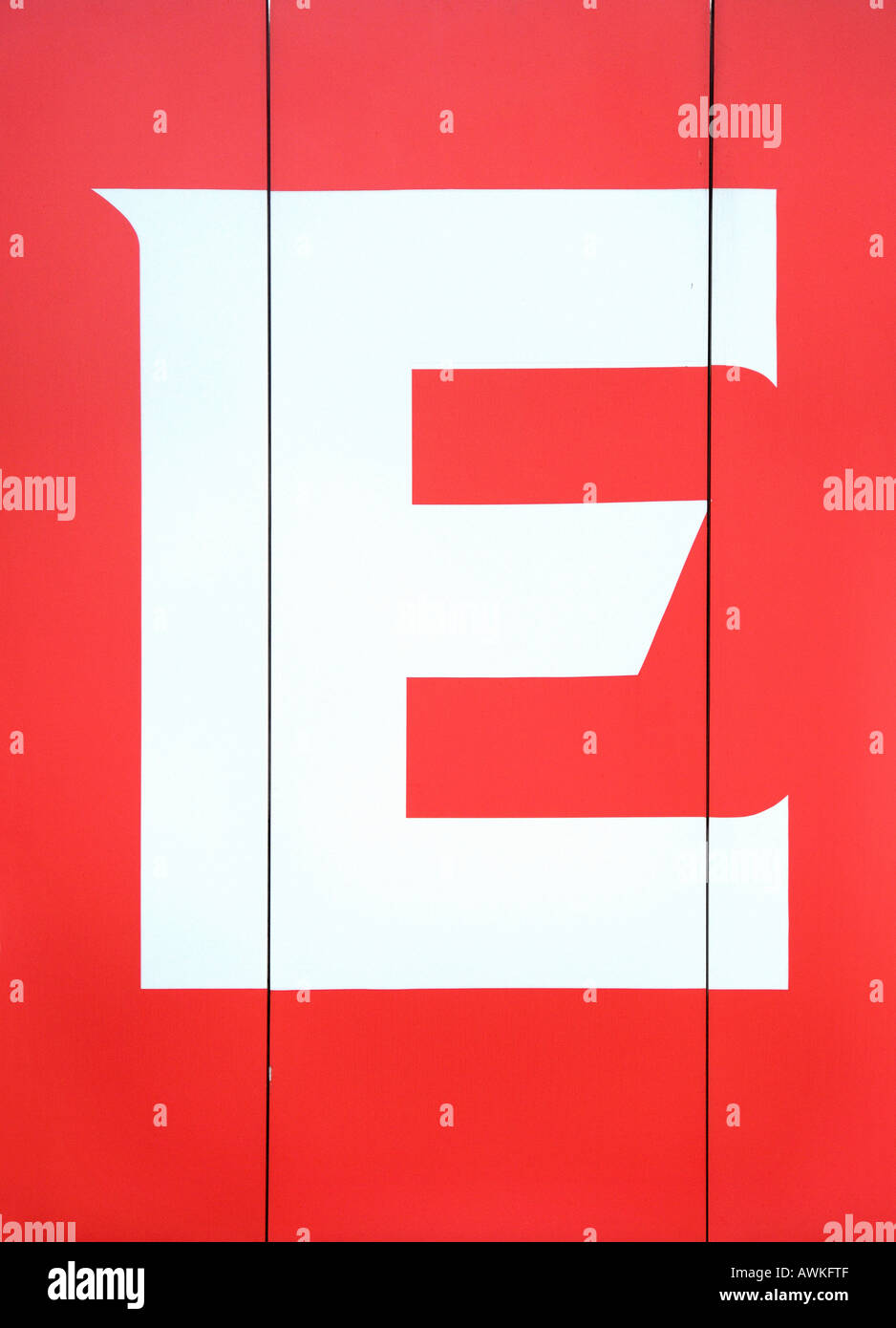 ALPHABET LETTER E ON RED BACKGROUND Stock Photo - Alamy