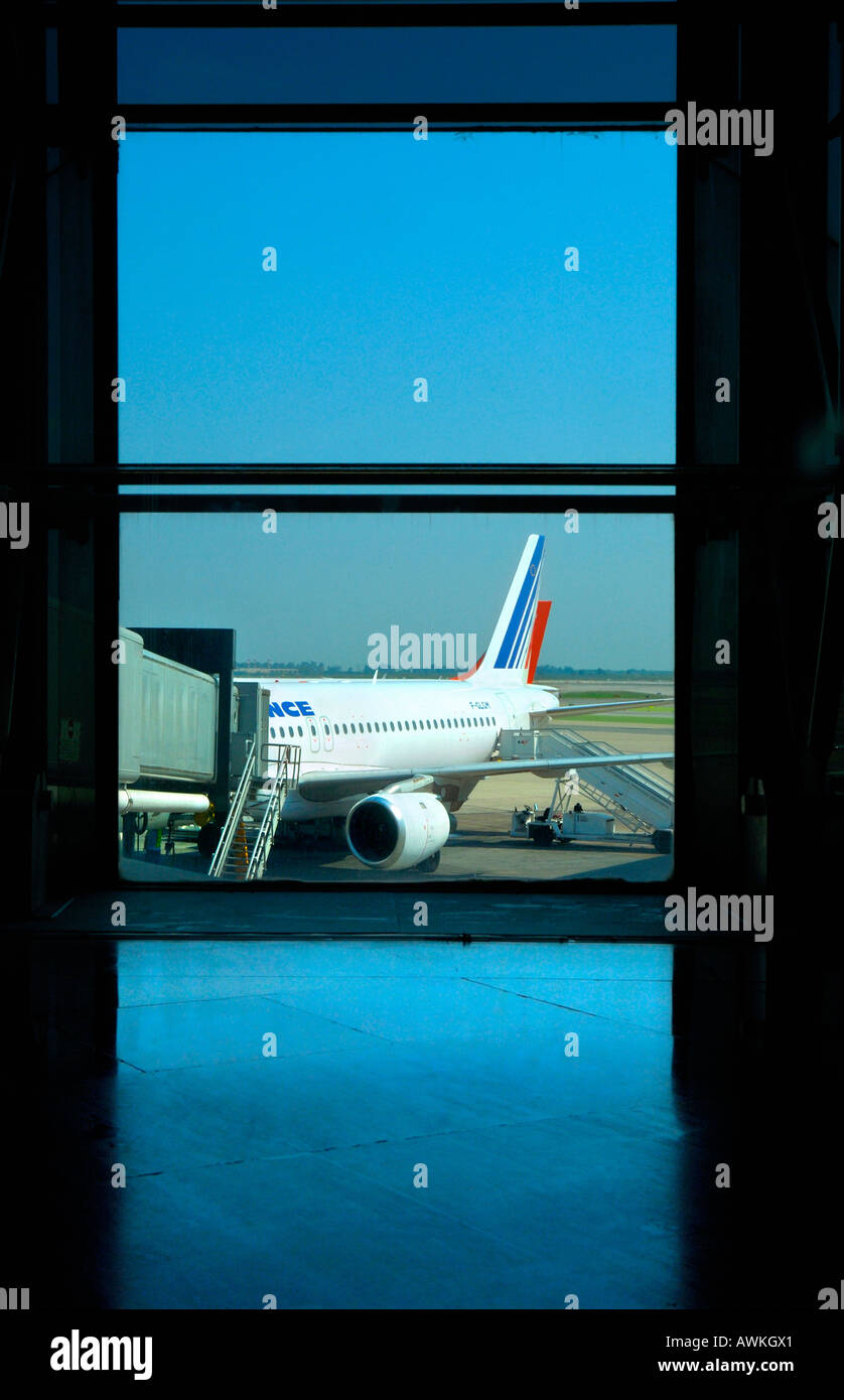 AEROPLANE ARRIVING IN AIRPORT Stock Photo - Alamy