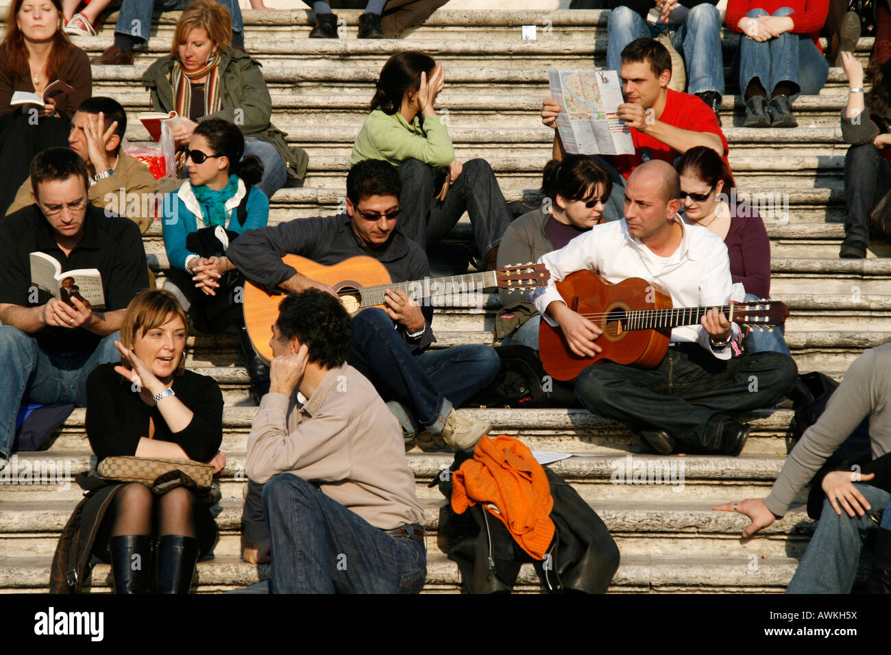 Tourists sitting on steps in rome hi-res stock photography and images ...