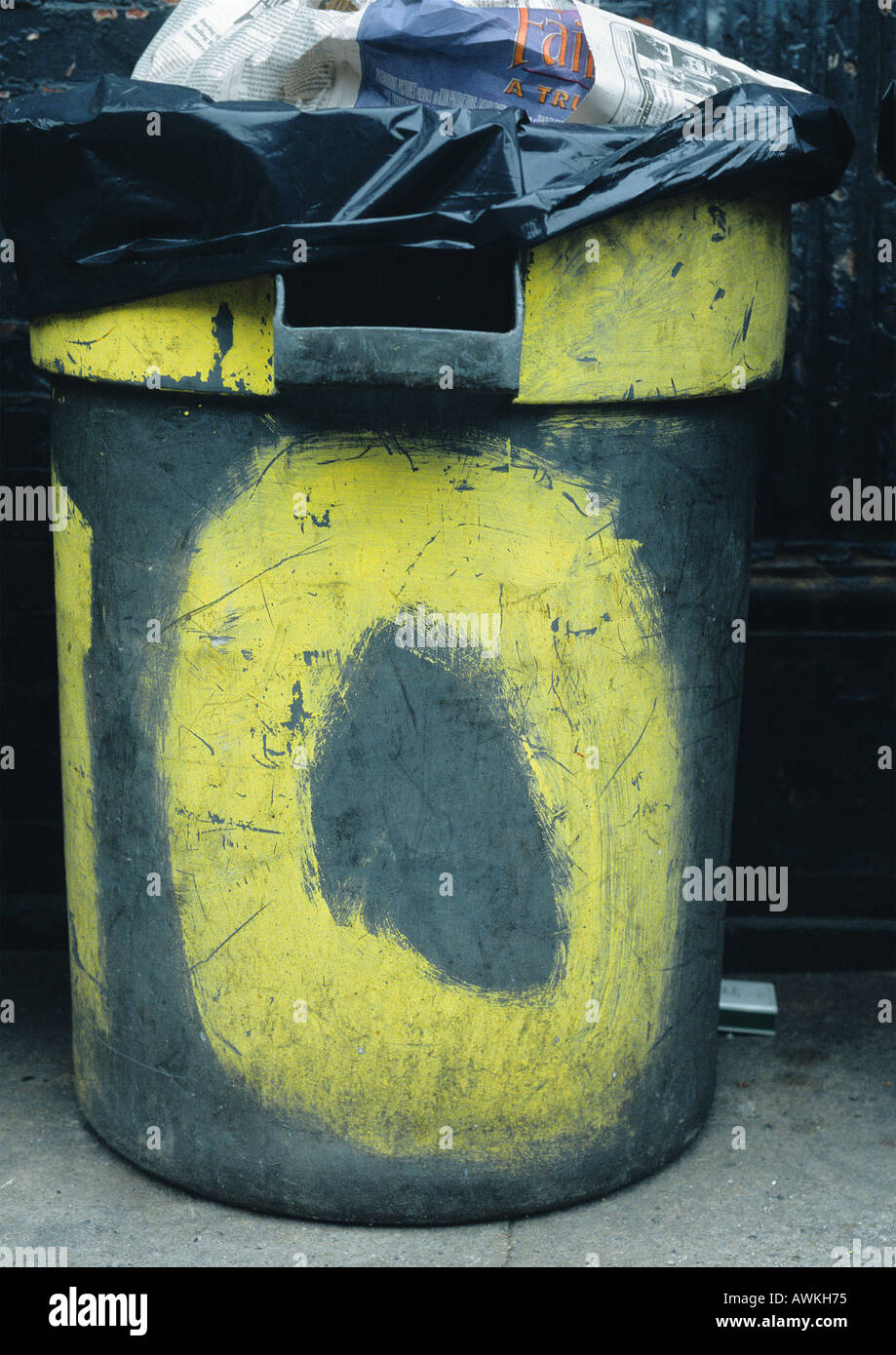 Painted garbage cans hi-res stock photography and images - Alamy