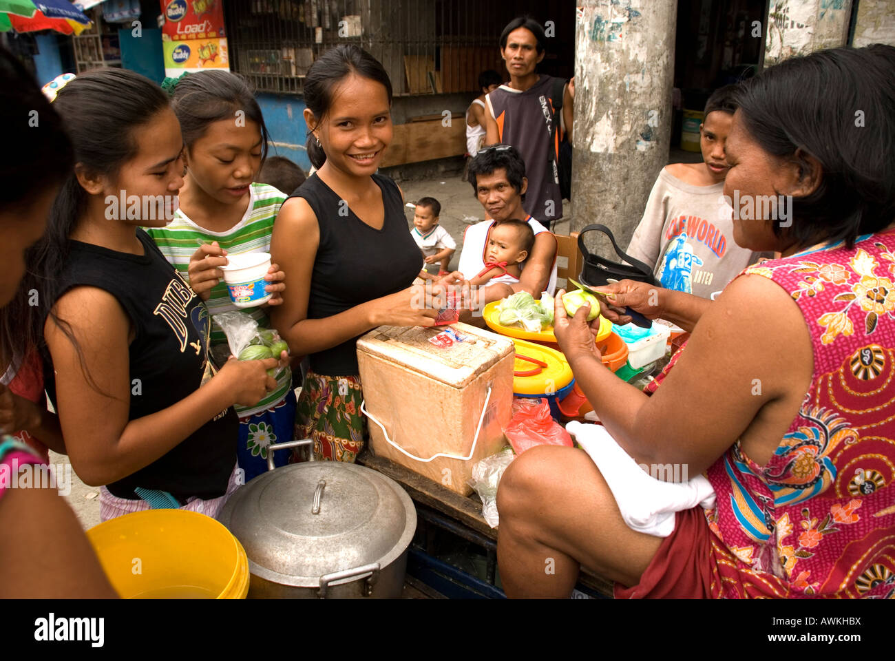 philippines manila slum scene malate Stock Photo - Alamy