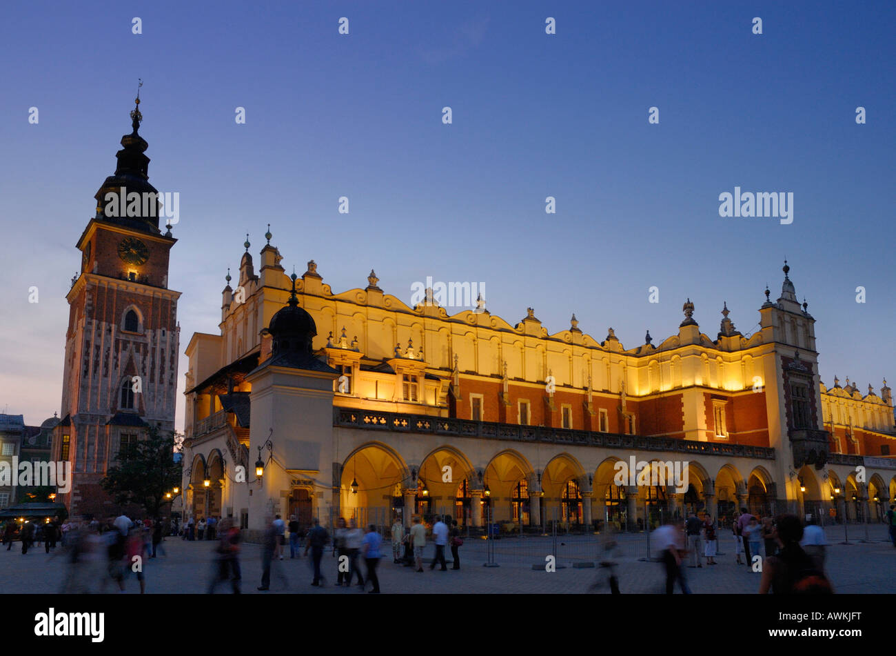 KRAKOW. POLAND. SUKIENNICE (CLOTH HALL). RYNEK GLOWNY. MARKET SQUARE ...