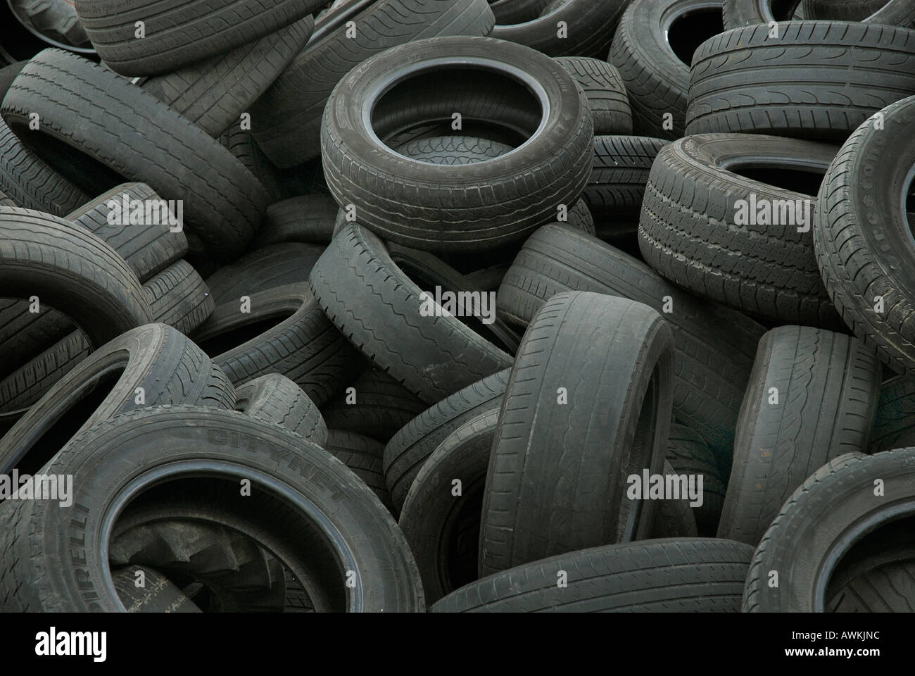 Used tyres piled up hi-res stock photography and images - Alamy