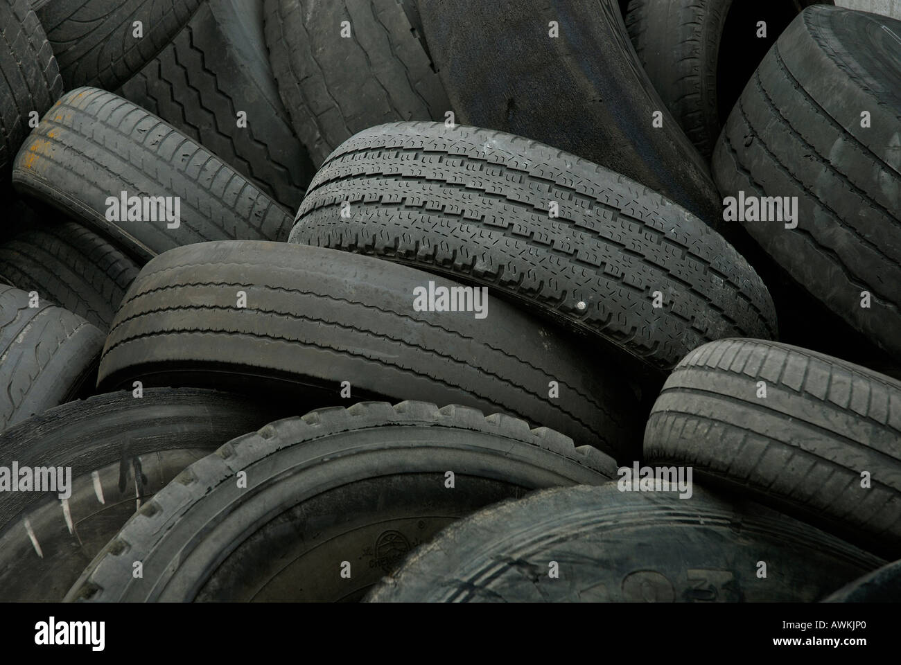Used tyres piled up hi-res stock photography and images - Alamy