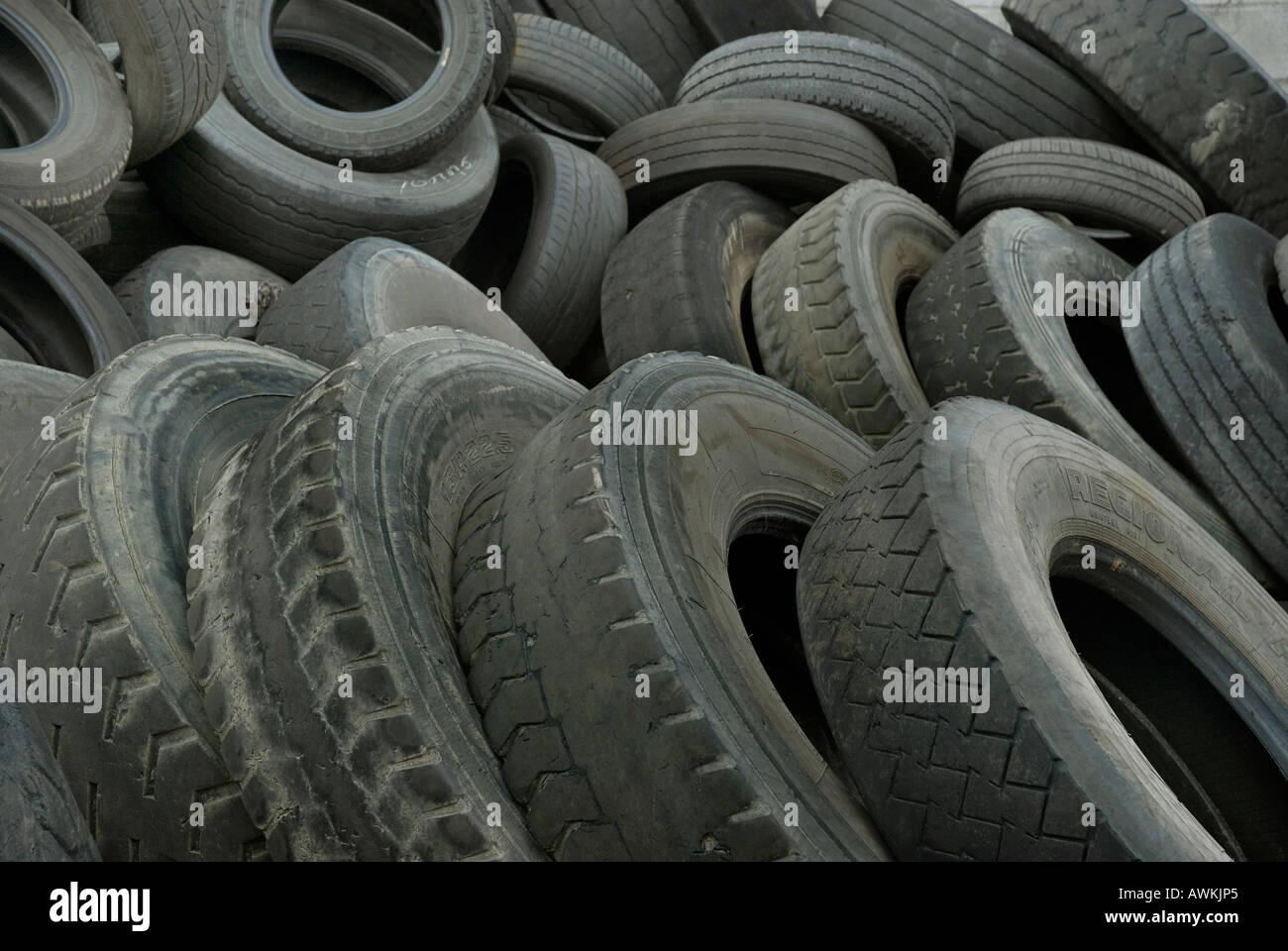 Used tyres piled up hi-res stock photography and images - Alamy