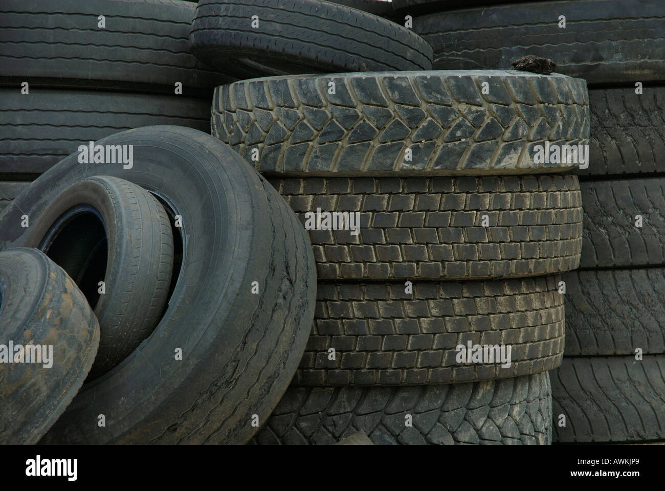 Used tyres piled up hi-res stock photography and images - Alamy