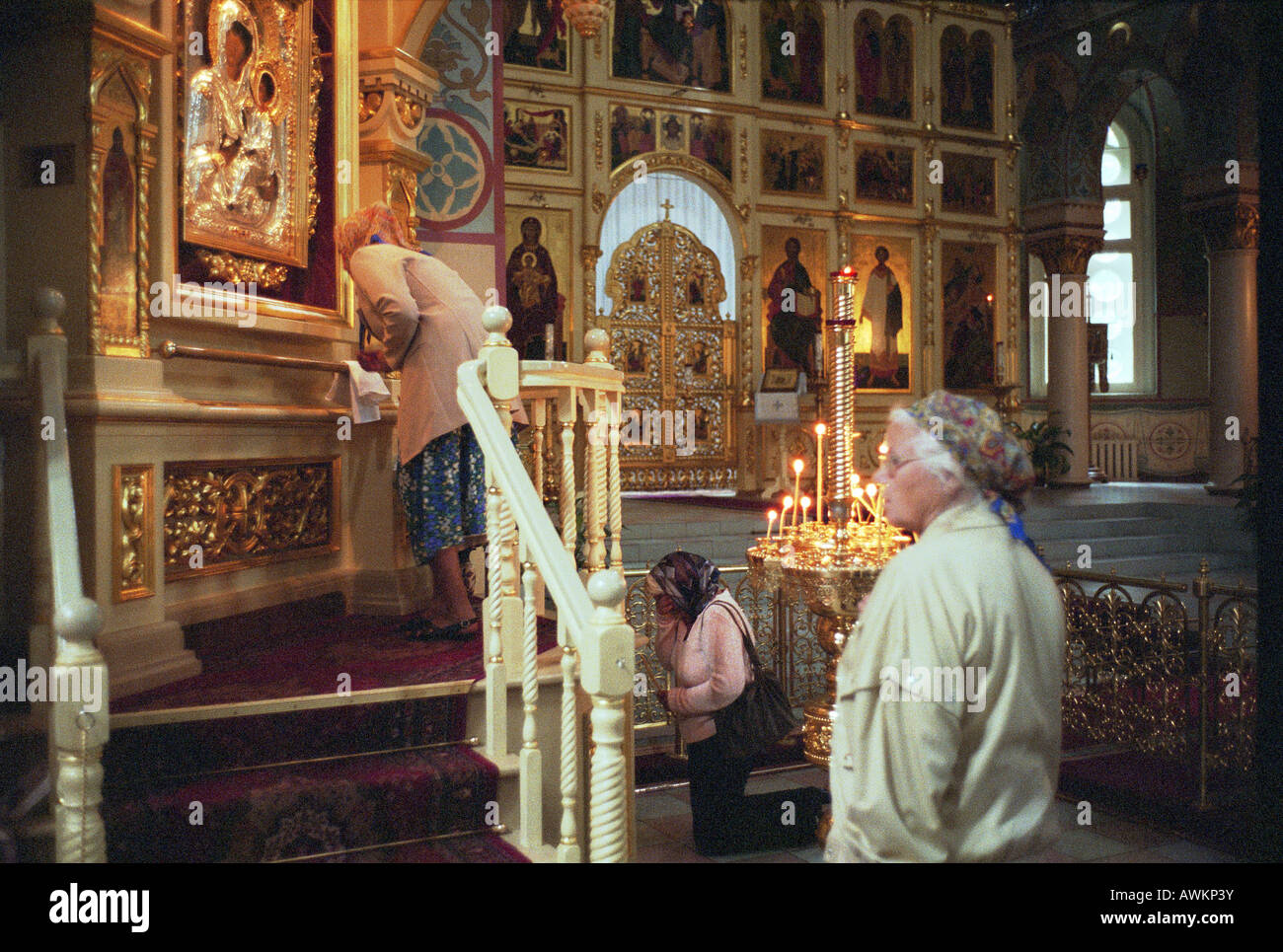 Women kneeling praying church hi-res stock photography and images - Alamy