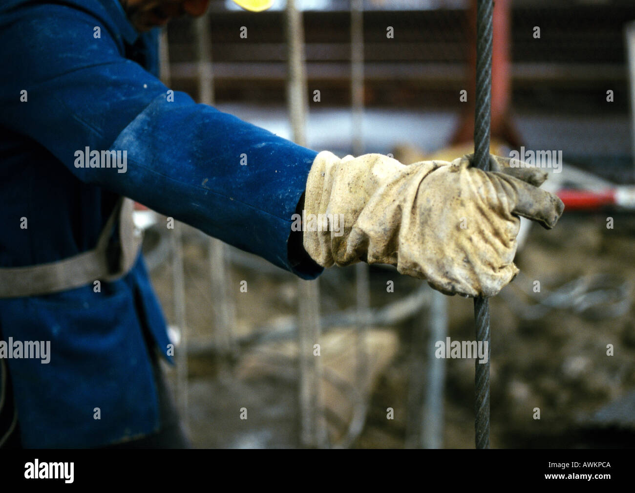 Constructions gloves hi-res stock photography and images - Alamy