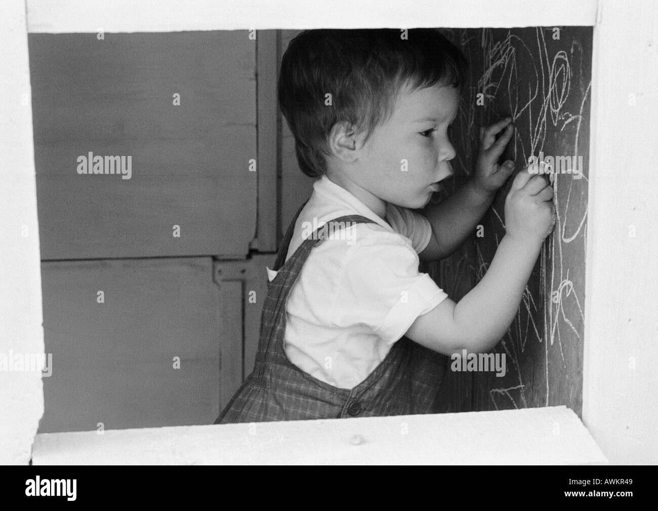 Kids writing on wall hi-res stock photography and images - Alamy