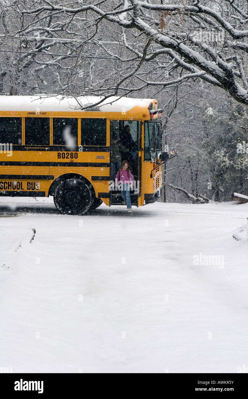 Children drop off outside school hi-res stock photography and images ...