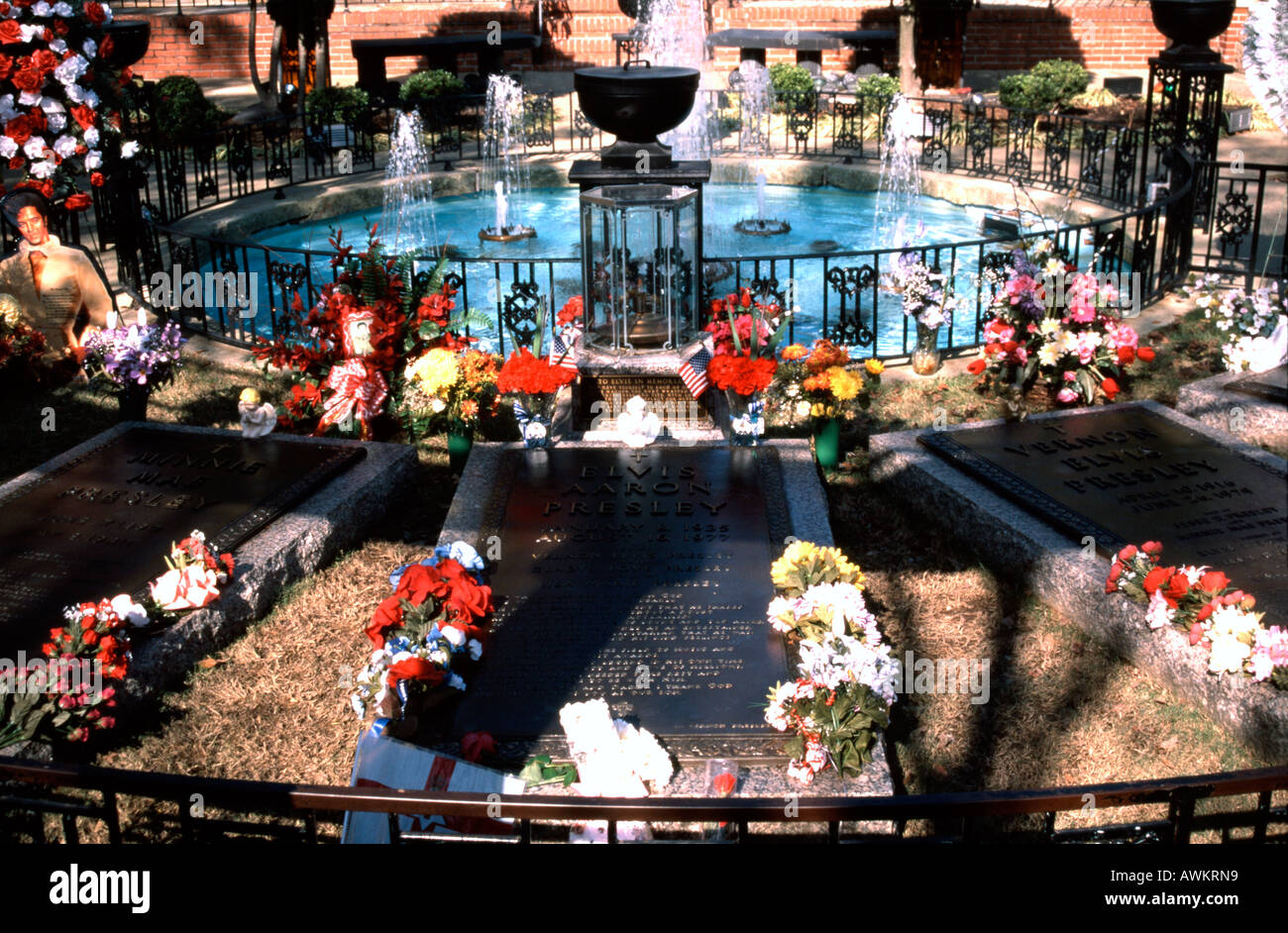 Elvis presleys grave hi-res stock photography and images - Alamy