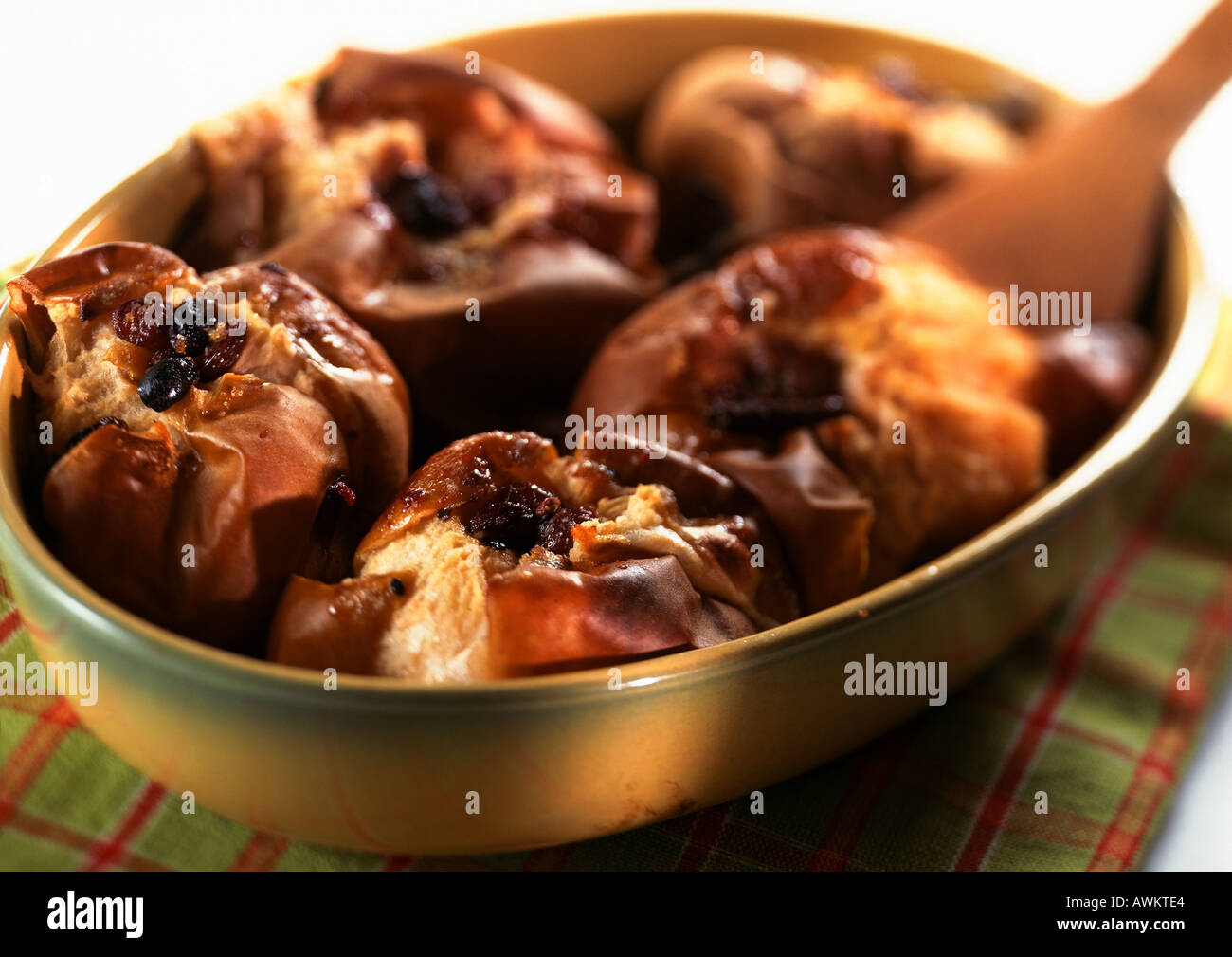 Baked apples in dish, close-up Stock Photo - Alamy