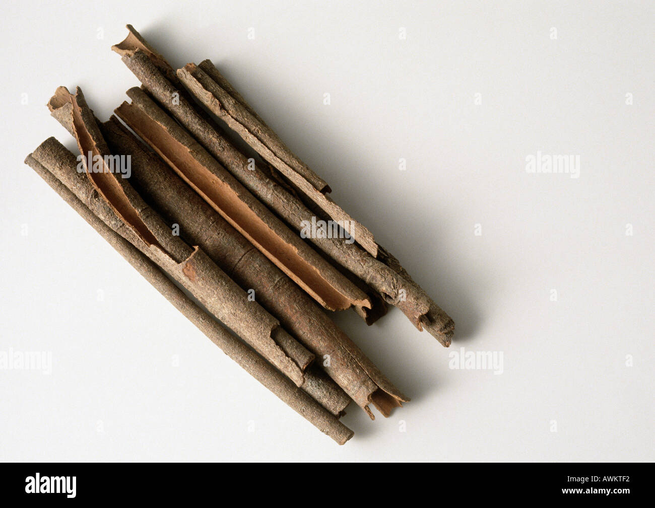 Cinnamon sticks lined up, close-up, white background Stock Photo - Alamy