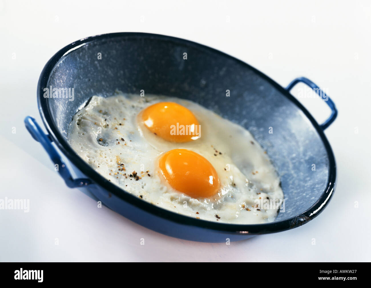 Two fried eggs in skillet hi-res stock photography and images - Alamy
