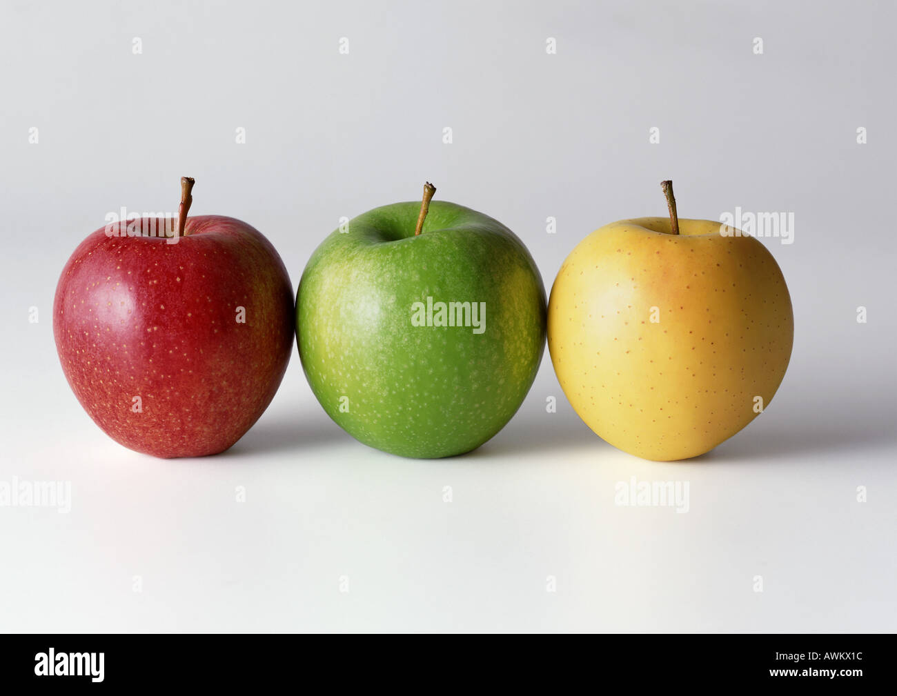 Red, green and yellow apples in a row Stock Photo - Alamy