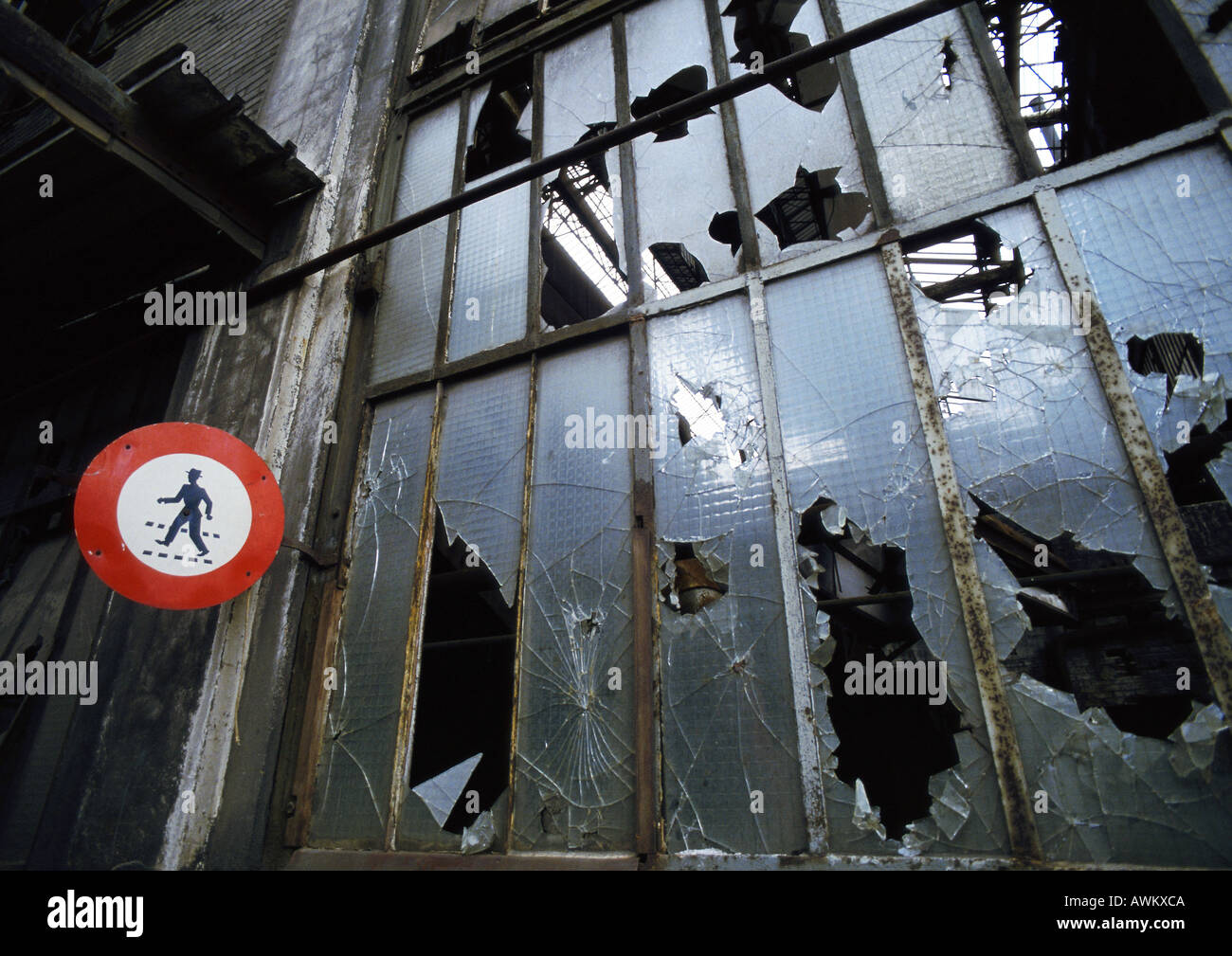 Danger sign warning broken glass hi-res stock photography and images ...