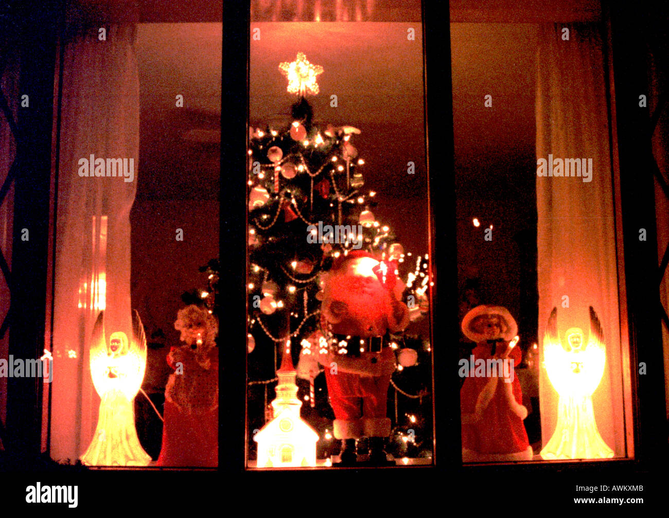 Father christmas display window hi-res stock photography and images - Alamy
